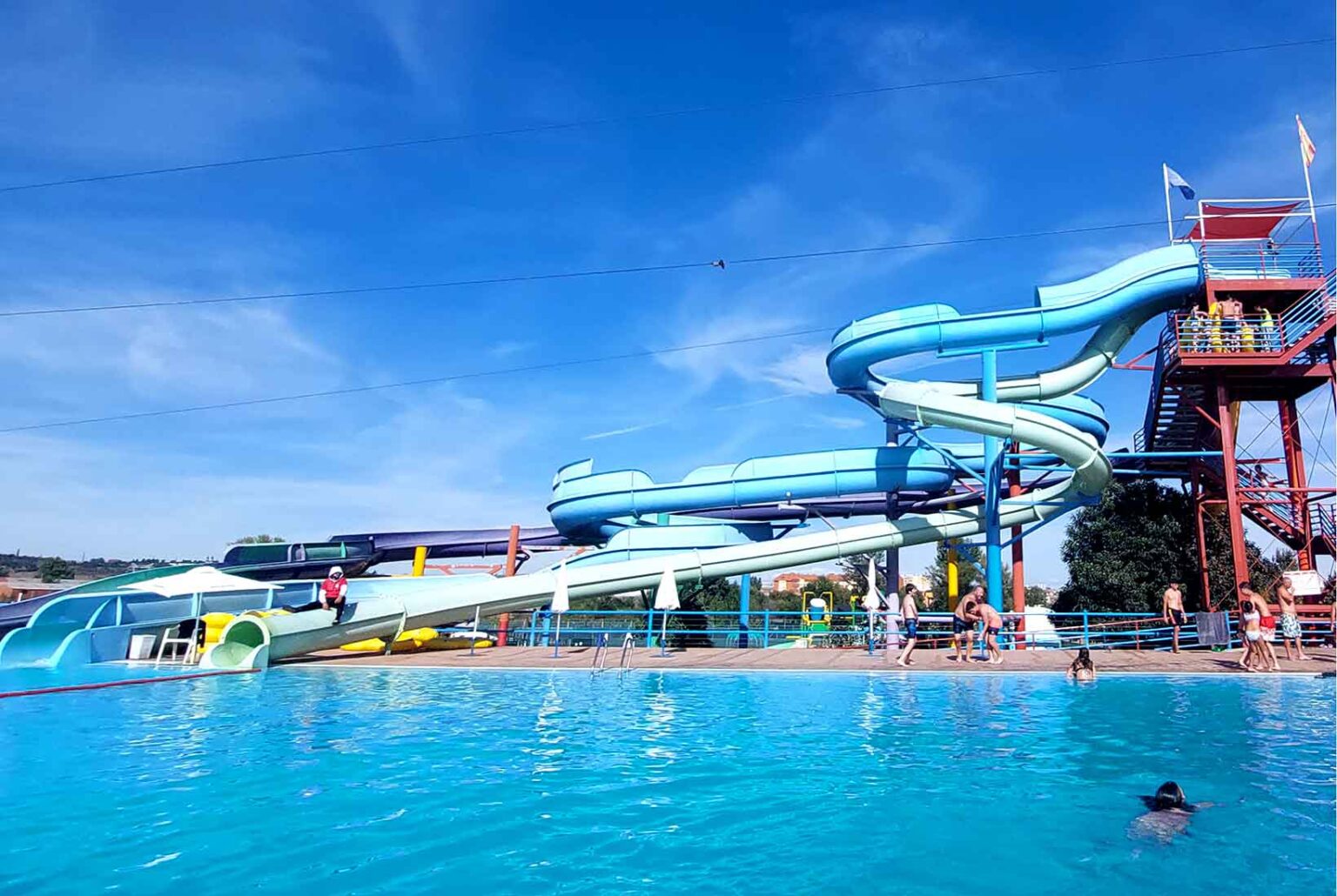 Chapuzón de verano en los toboganes de Isla León - Menudo es León